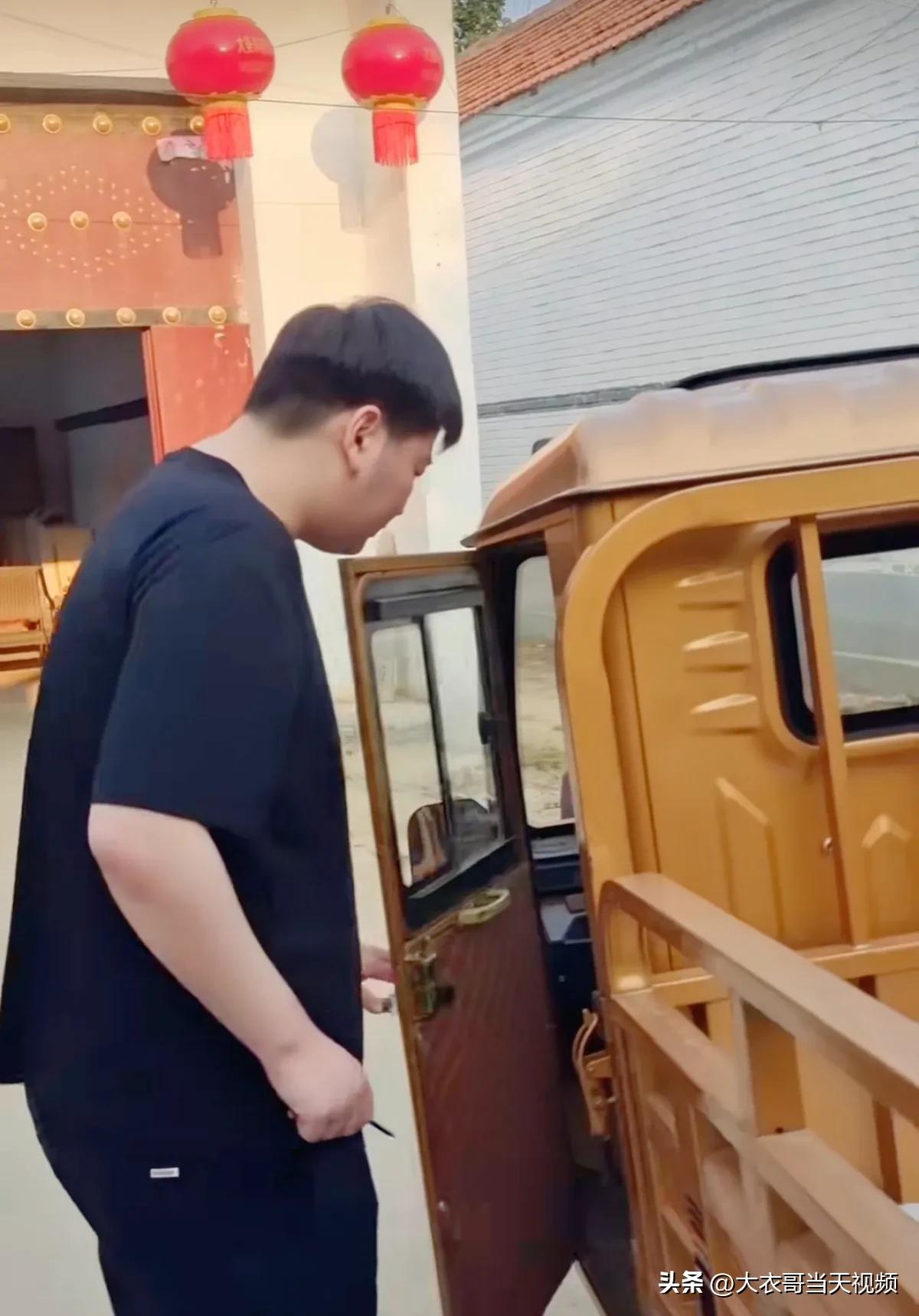 Zhu Xiaowei and Chen Meng are bored indoors on a hot day and don't know ...