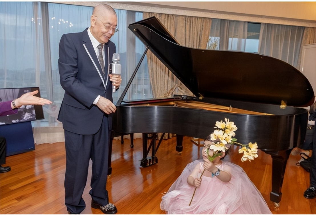 Liu Shikun celebrates her 84th birthday! In the same frame as his 2 ...