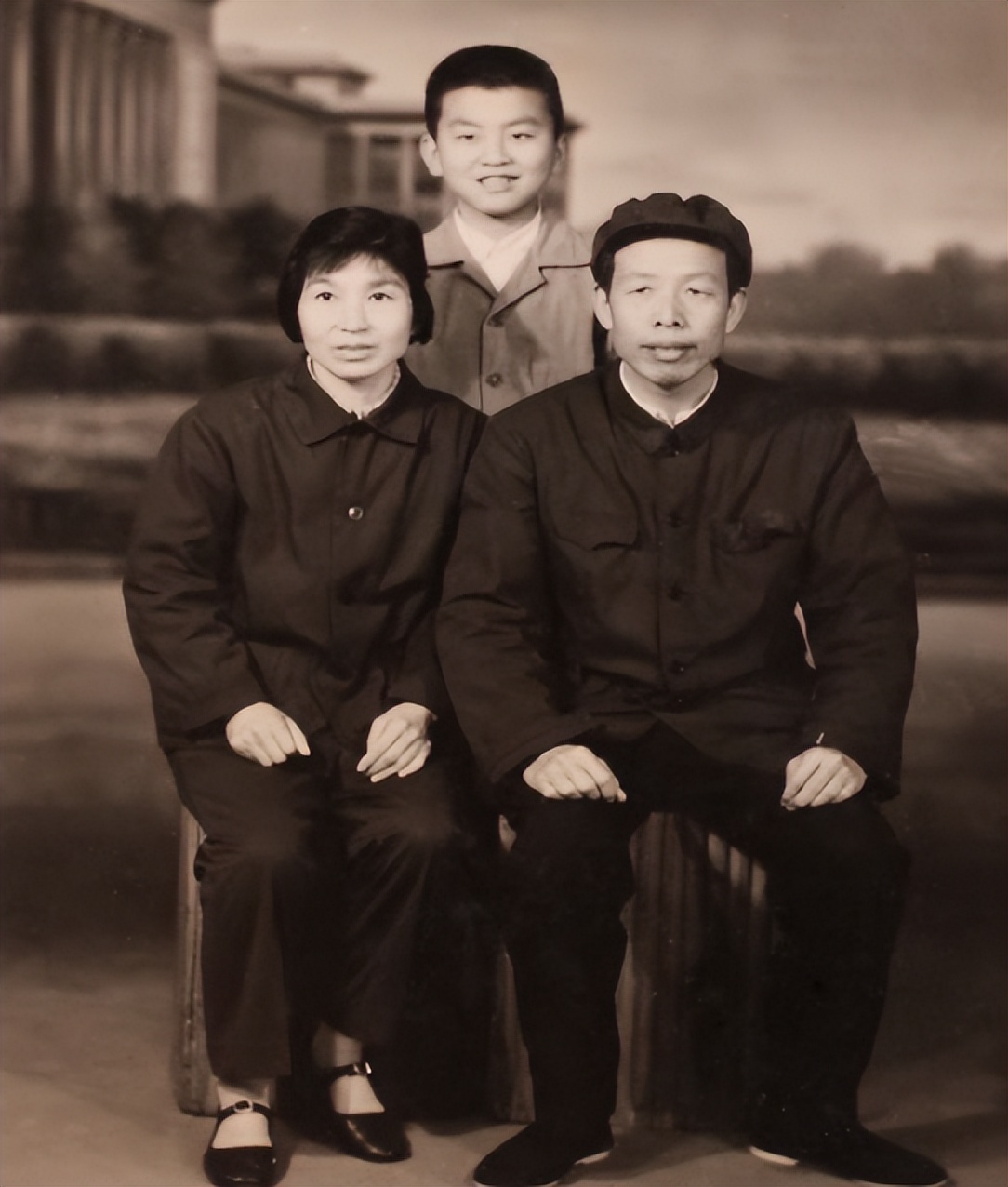 Zhang Zequn, who has been rumored to kneel down to propose to Dong Qing many times, has now ...