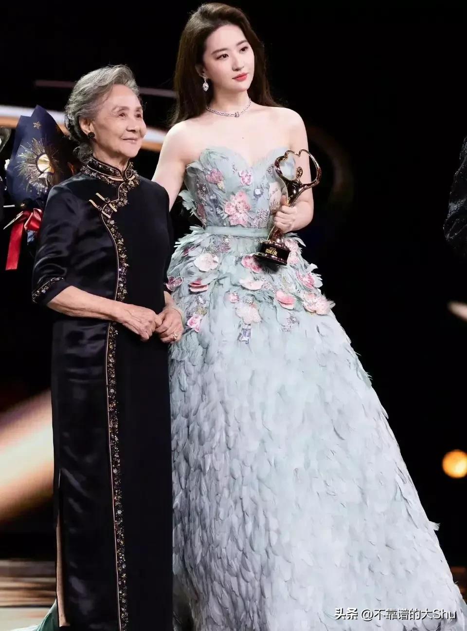 "National grandma" Wu Yanshu has beautiful wrinkles in her old age, and ...