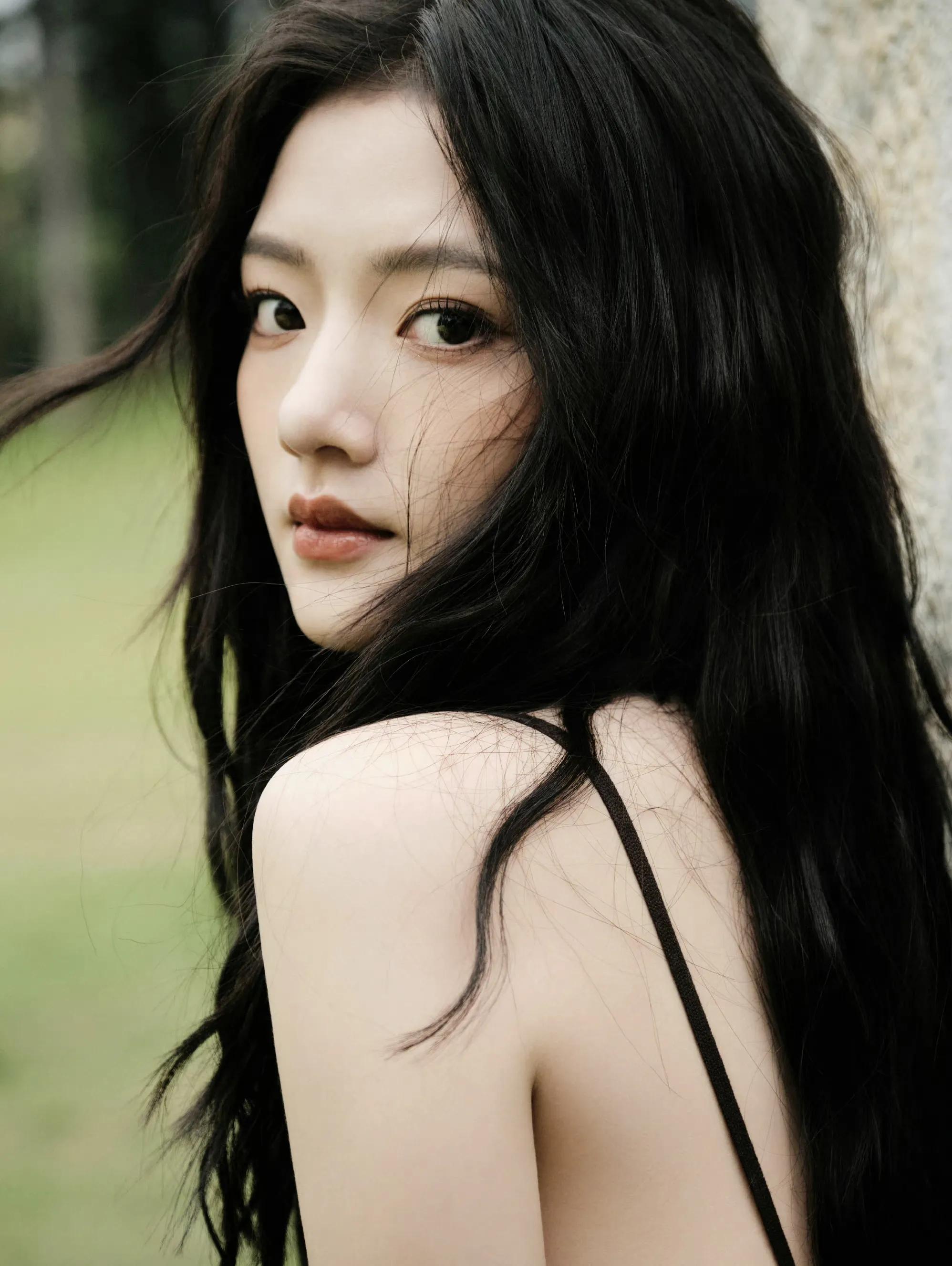 Actress Ren Min's fashion style: fresh and beautiful, with delicate ...