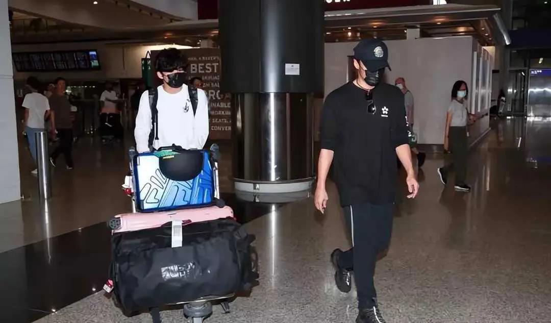 Nicholas Tse and his eldest son returned to Hong Kong, Lucas helped his ...