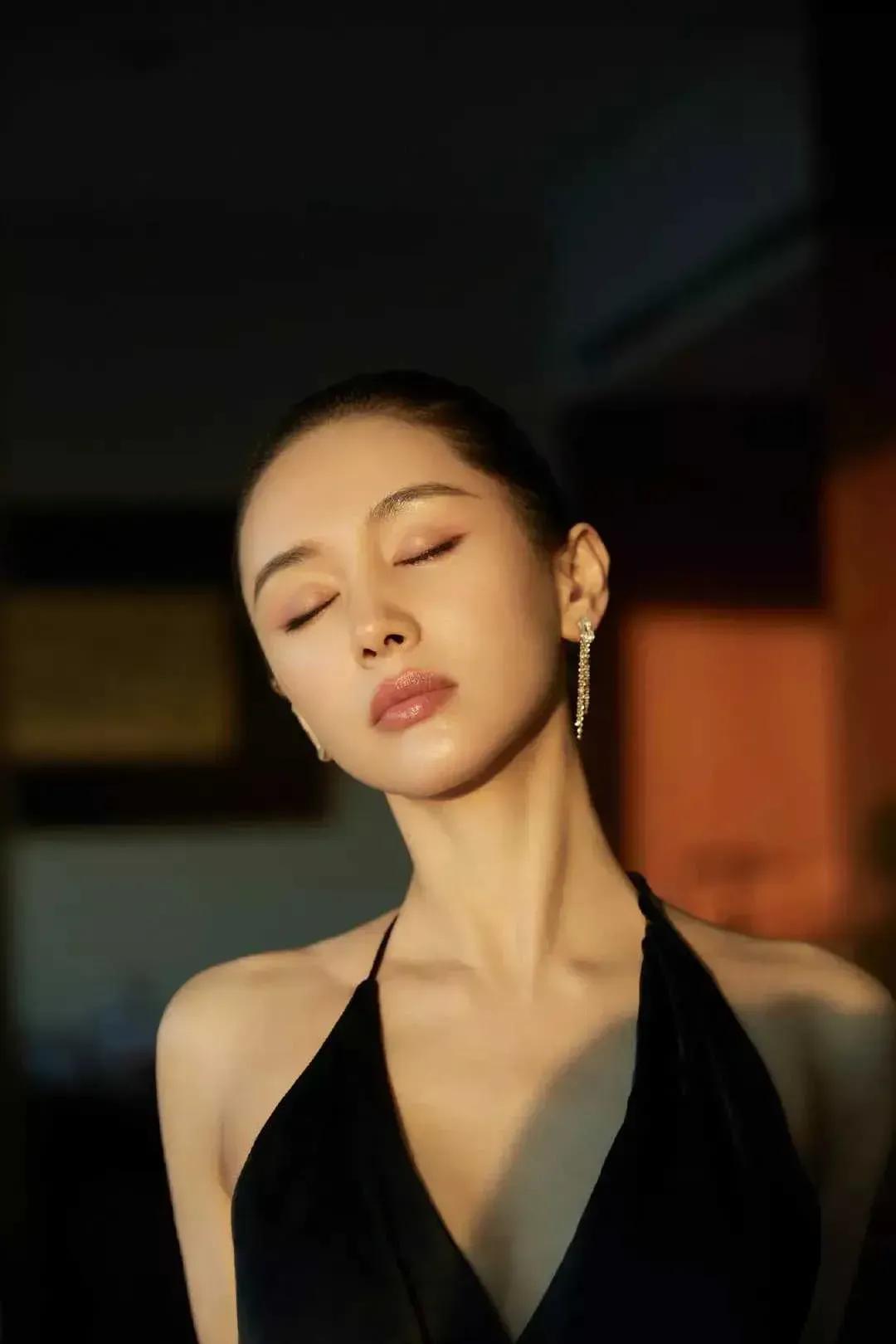 Wang Ziwen's exquisite face - iNEWS