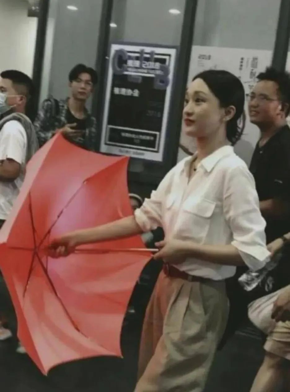 48-year-old Zhou Xun is extremely sexy, he dares to go out wearing a bellyband, but he is too ...