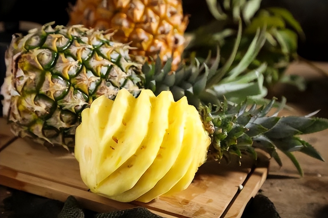 Is it okay to eat a whole pineapple? - iNEWS