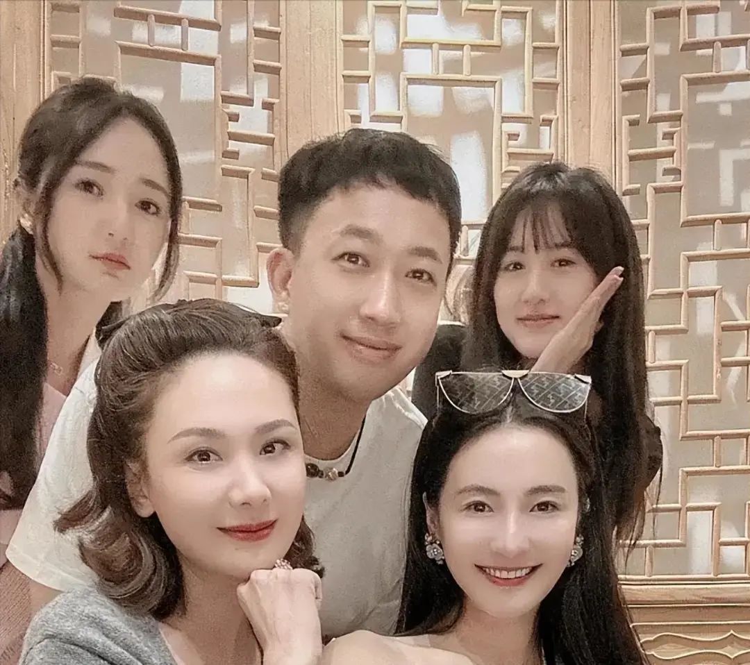 Yu Zheng took a recent photo of Yuan Bingyan, and made her first ...