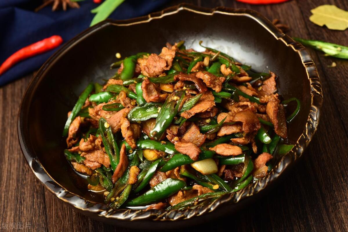 Stir-fried pork with chili is delicious this way. The chef of Hunan ...