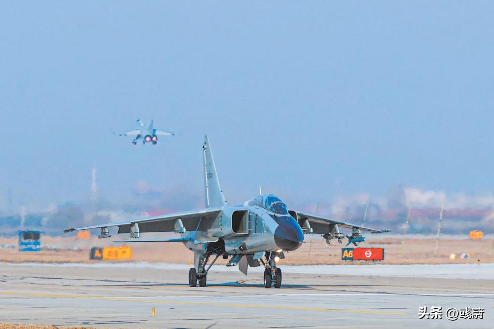 It is suspected that 120 JH-7A of the Navy "jumped" to serve in the Air ...