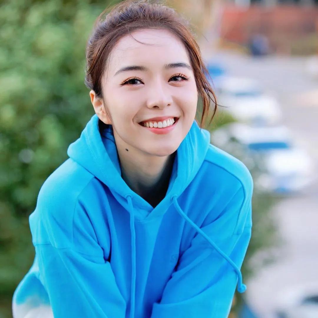 Sister Yu Shuang, the host of the League of Legends, came to check in ...