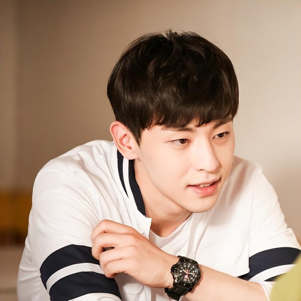 One year after "retiring from the Internet", looking at Deng Lun's current "dilemma", it turns ...