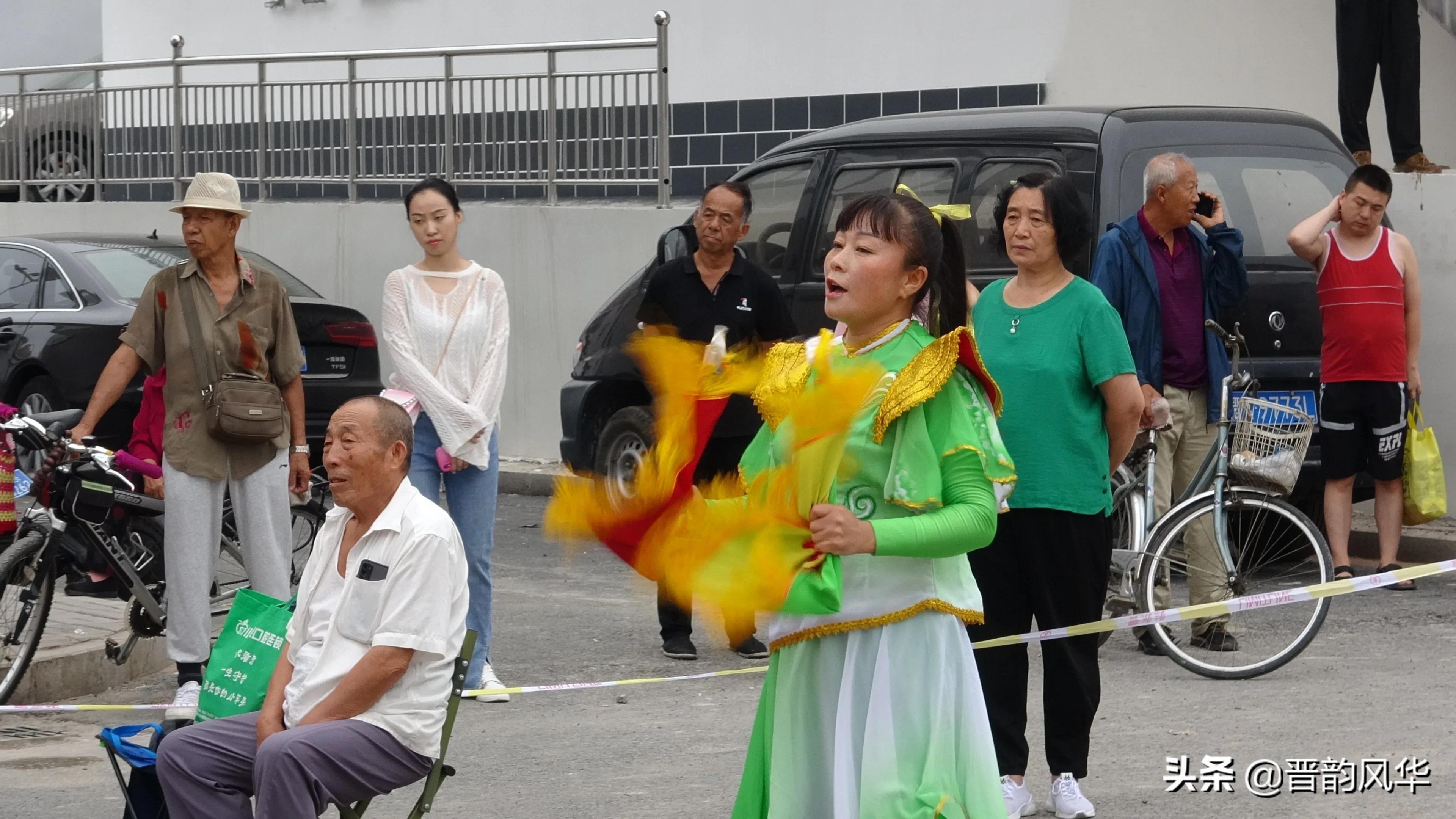 The gong and drum team came to the ancient temple fair in the immigrant ...