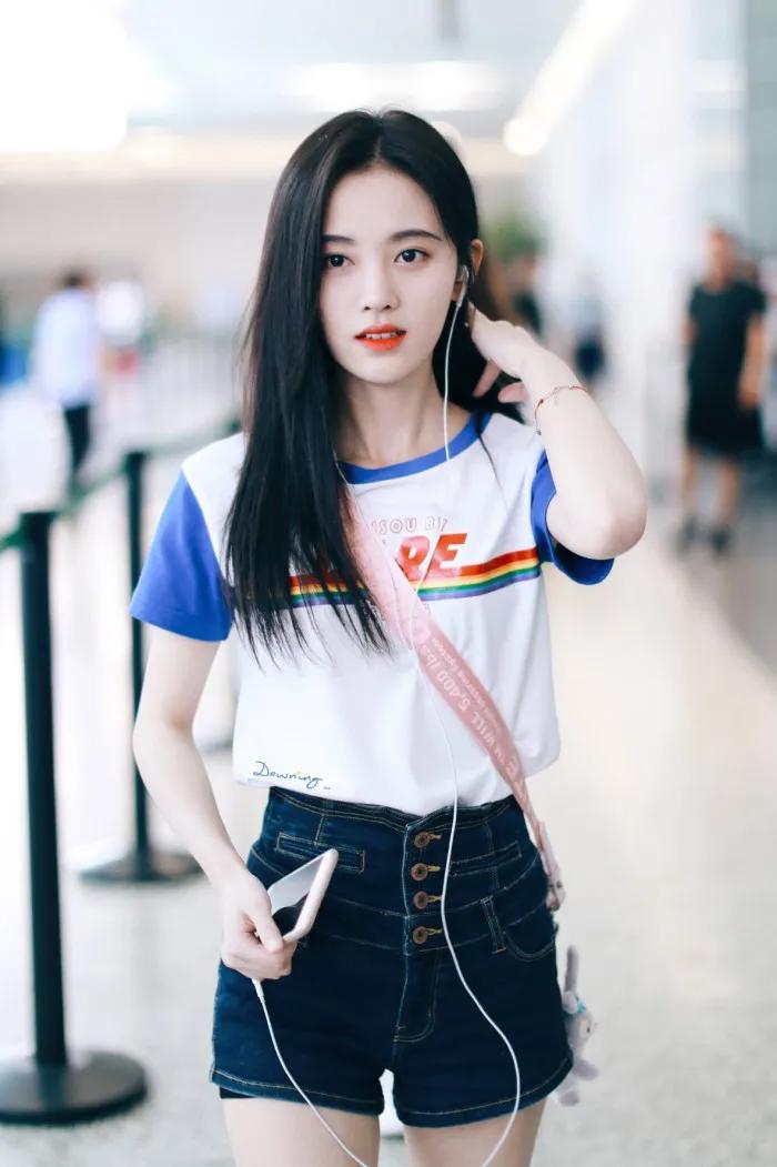 Ju Jingyi has long legs and a super spicy body - iNEWS