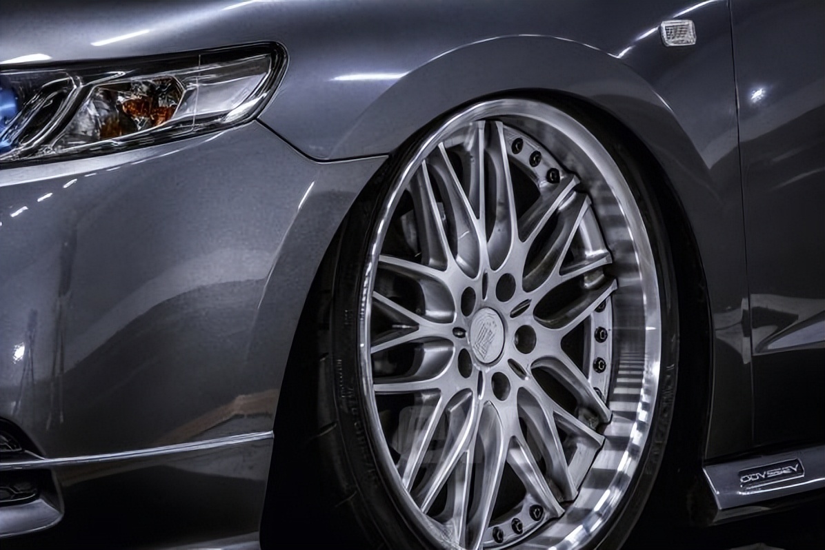 Judging a car by its appearance, the rim modification can't just look ...