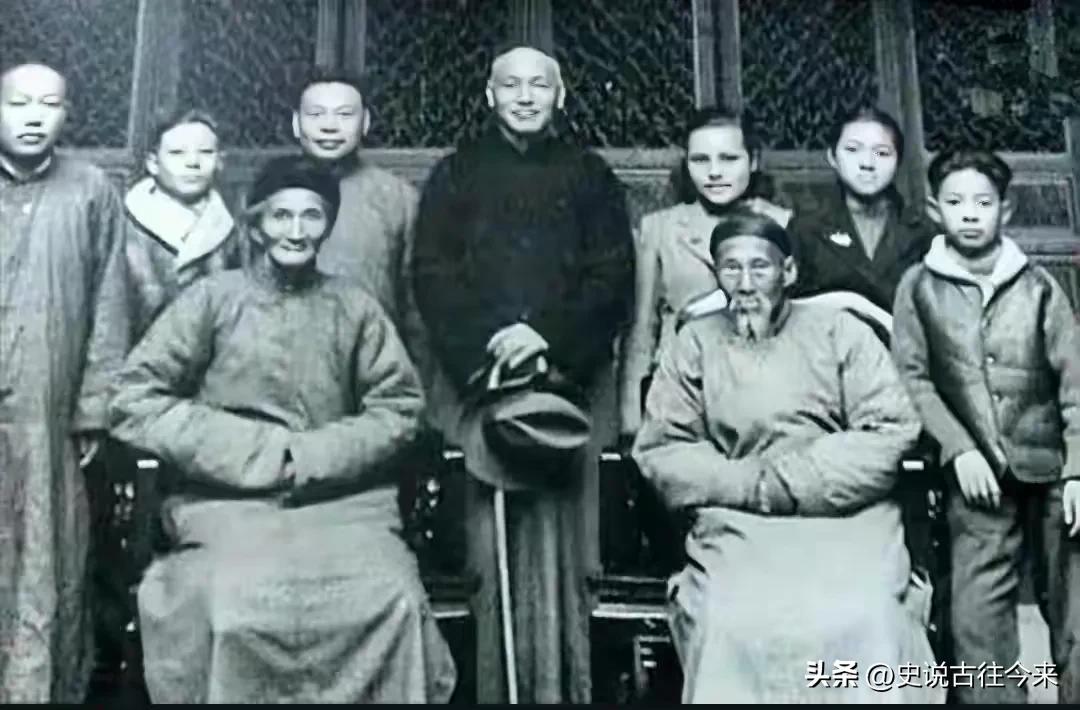 In 1949, Chiang Kai-shek and his aunt, a rare photo, were reunited in ...