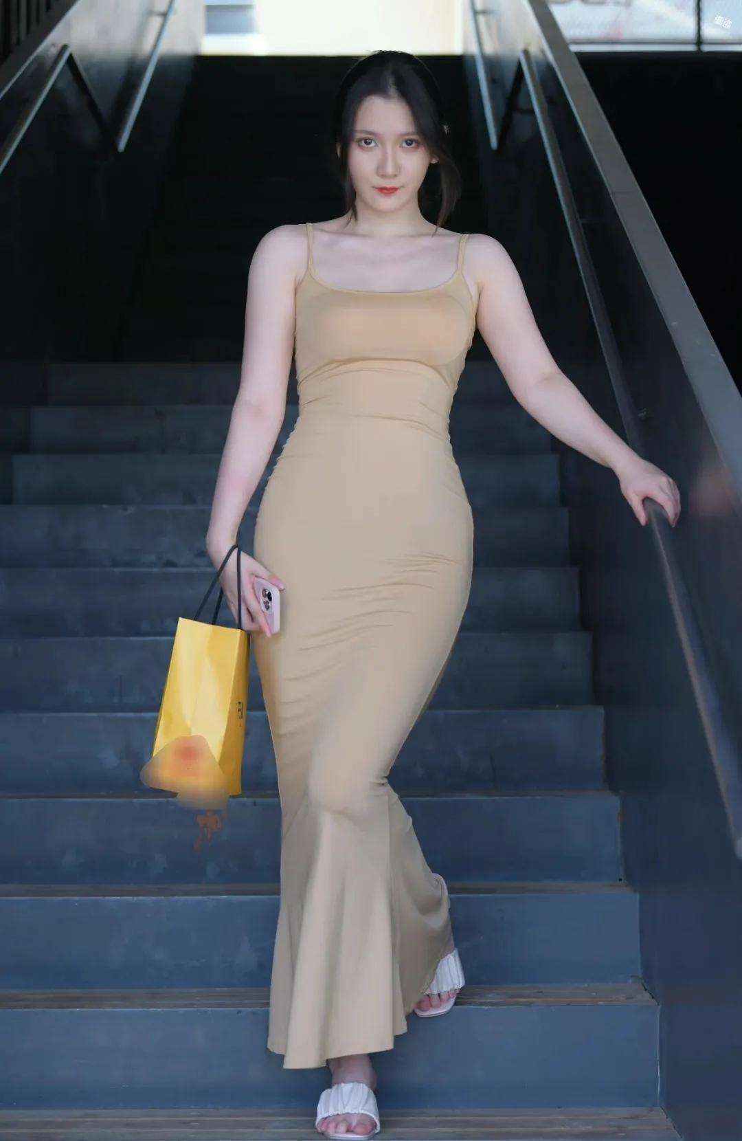 The fat lady's long suspender skirt shows her graceful figure with ...