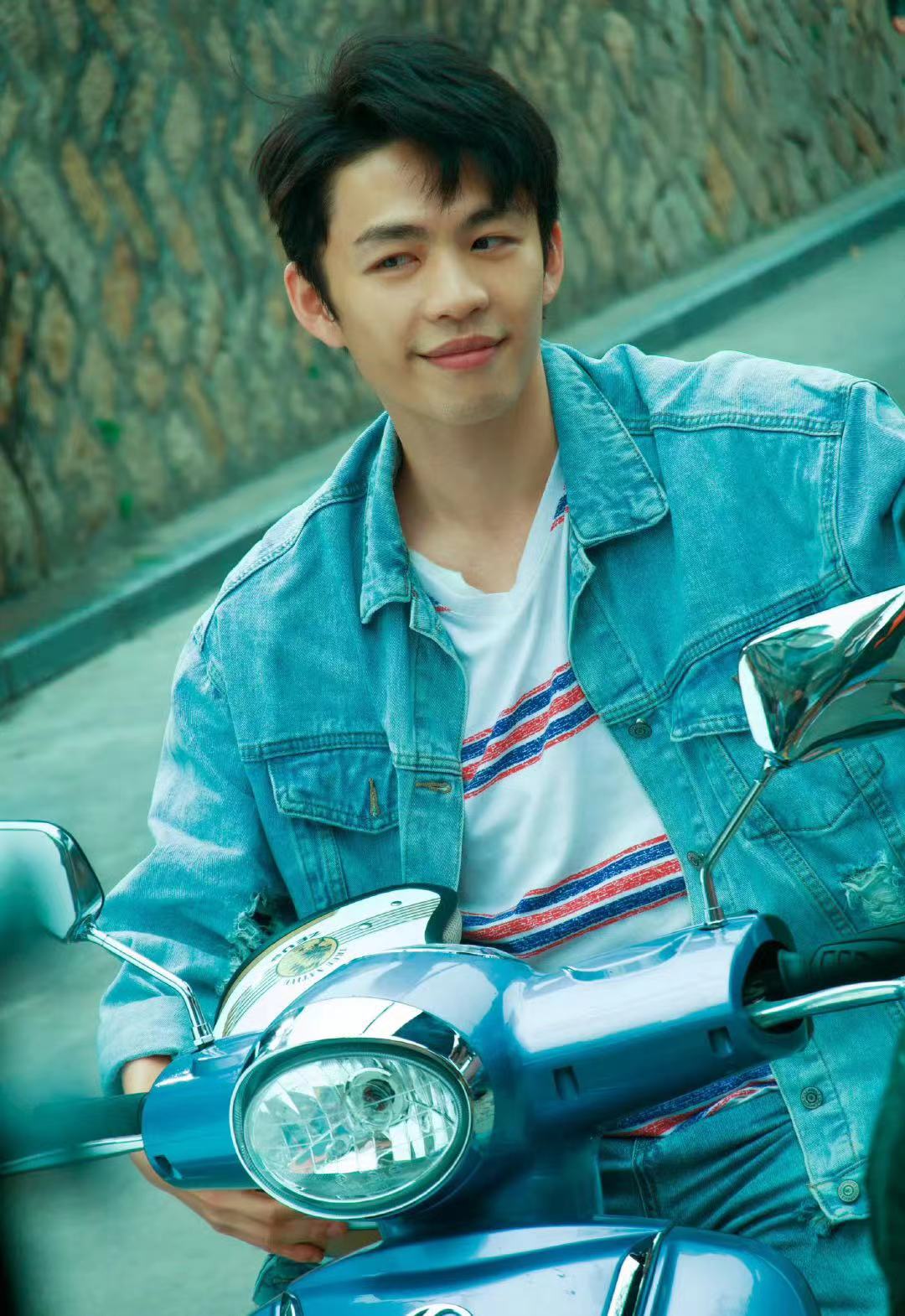 Li Hongqi won an award at the Venice Film Festival, gave a speech and ...