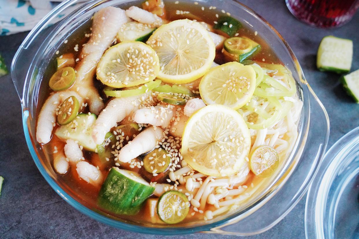 It is also cool to eat chicken feet in summer. The taste of chicken ...