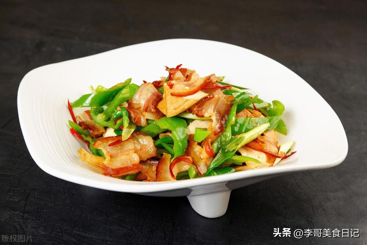 The home-cooked method of stir-fried pig ears with green pepper and ...