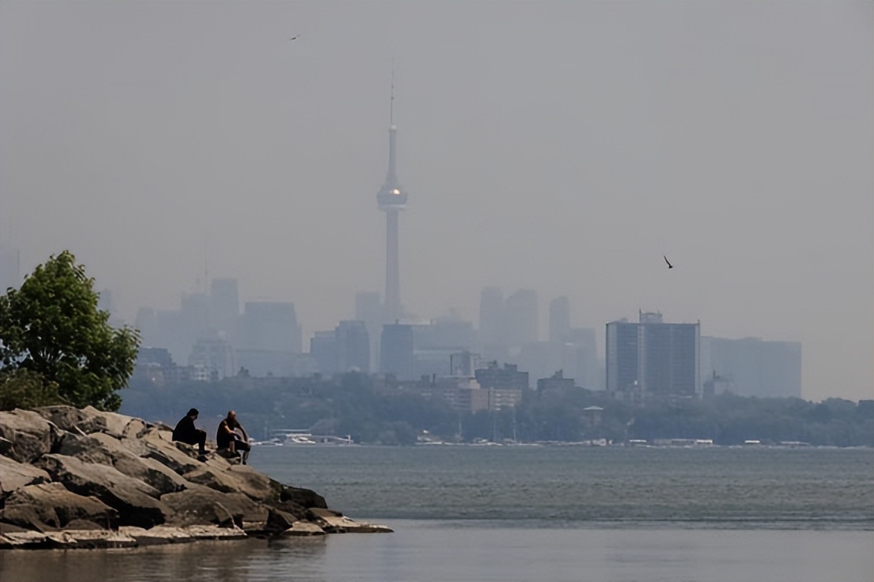 U.S. cities are blanketed in toxic smog as reinforcements arrive in ...