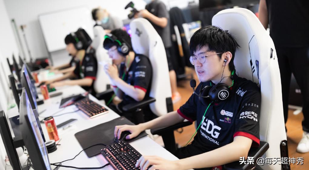EDG faces LGD, teenager Junjia returns to the game, Jiejie responds live - iNEWS