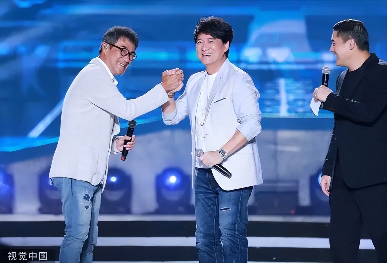 A group photo of singer Zhou Huajian and friends Li Zongsheng and Zhao ...
