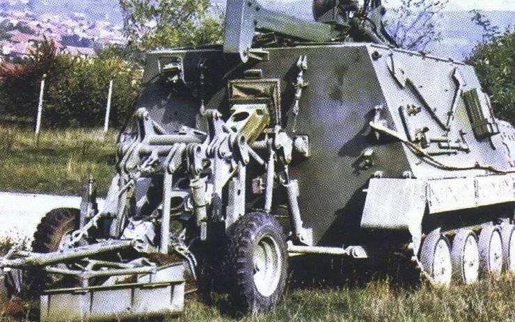 China's GBL130 mine-laying vehicle fires 1,000 mines at a time! - iNEWS