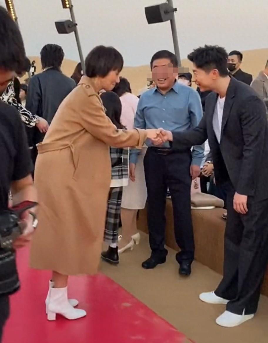 43-year-old Yuan Quan appeared at the show. He bowed deeply and shook ...