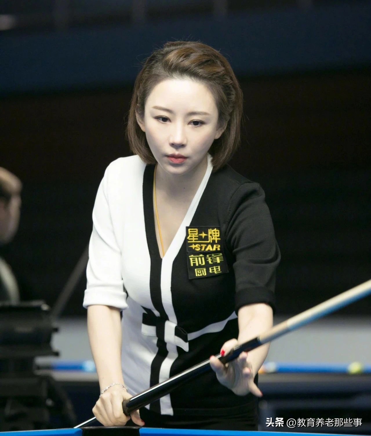 "Queen-level figure! Pan Xiaoting's new relationship revealed" - iMedia