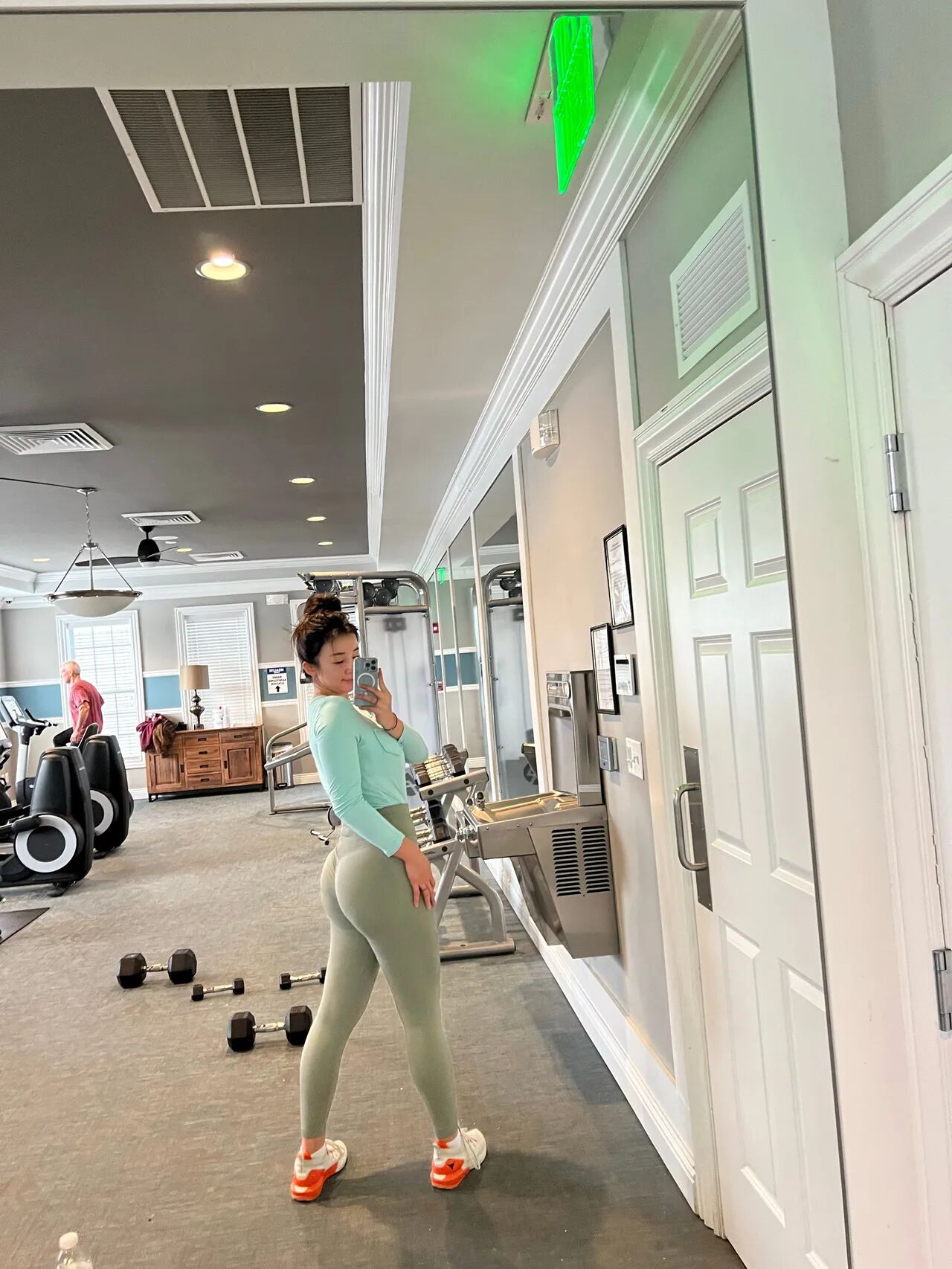 The beautiful basketball host Zhang Manyuan, with a proud figure, is ...