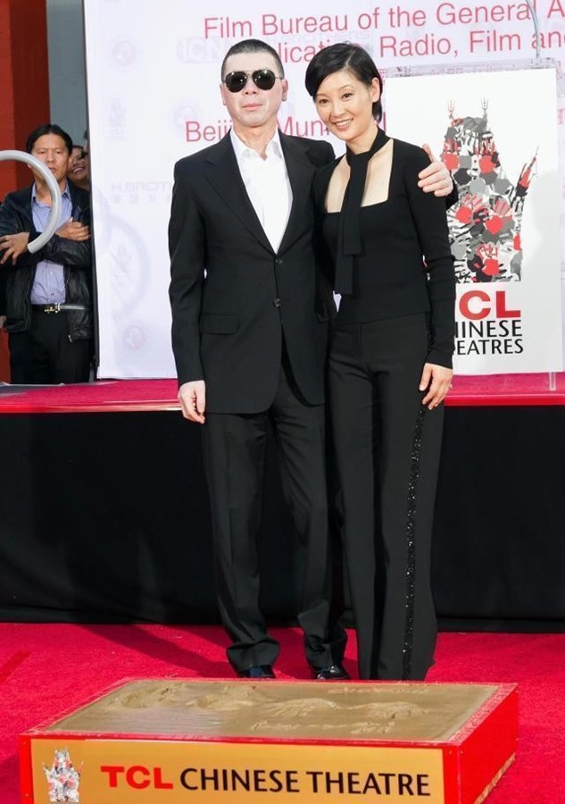 64-year-old Deng Jie is really old, with short hair and prominent wrinkles, wearing a black ...