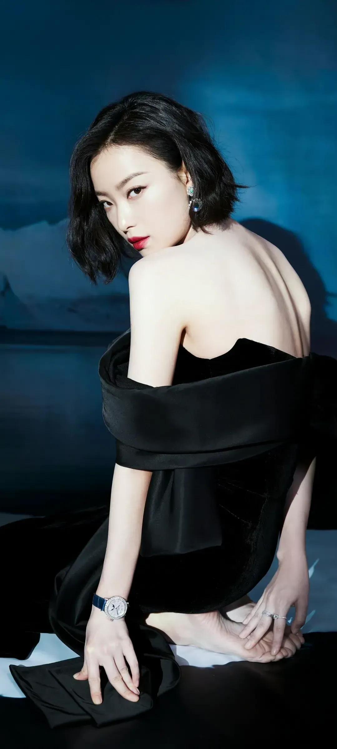 Ni Ni's clothes and collocation show her wonderful figure, her ...