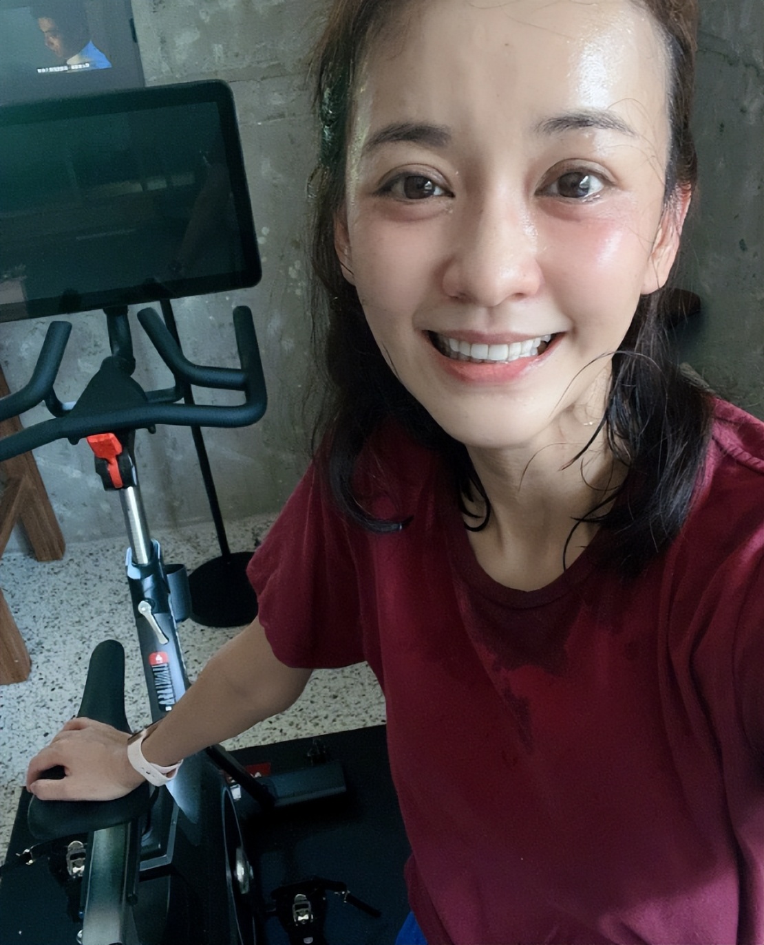 40-year-old Chen Yihan takes fitness photos at home, her skin is tender ...