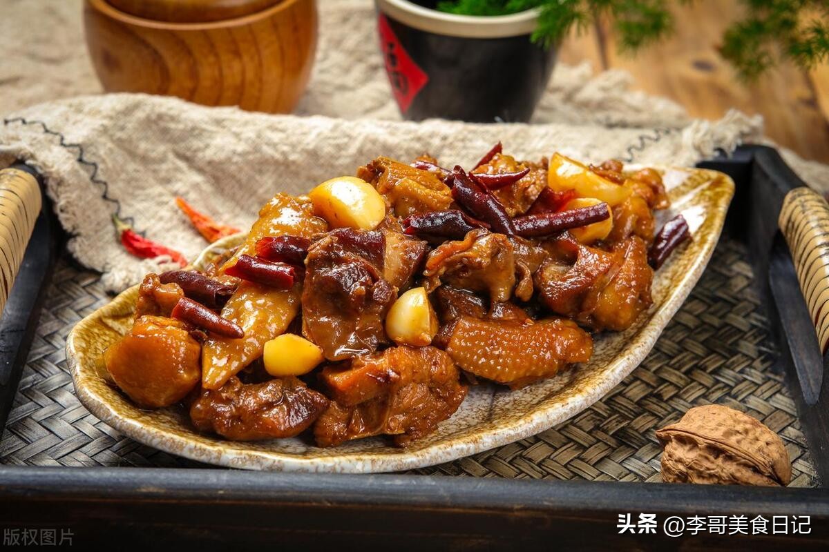 Stewed yellow chicken, delicious taste, good color and fragrance, let ...