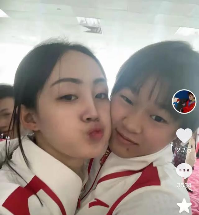 The Hong Kong trip is over! Chan Bao posted a group photo. Big-headed ...