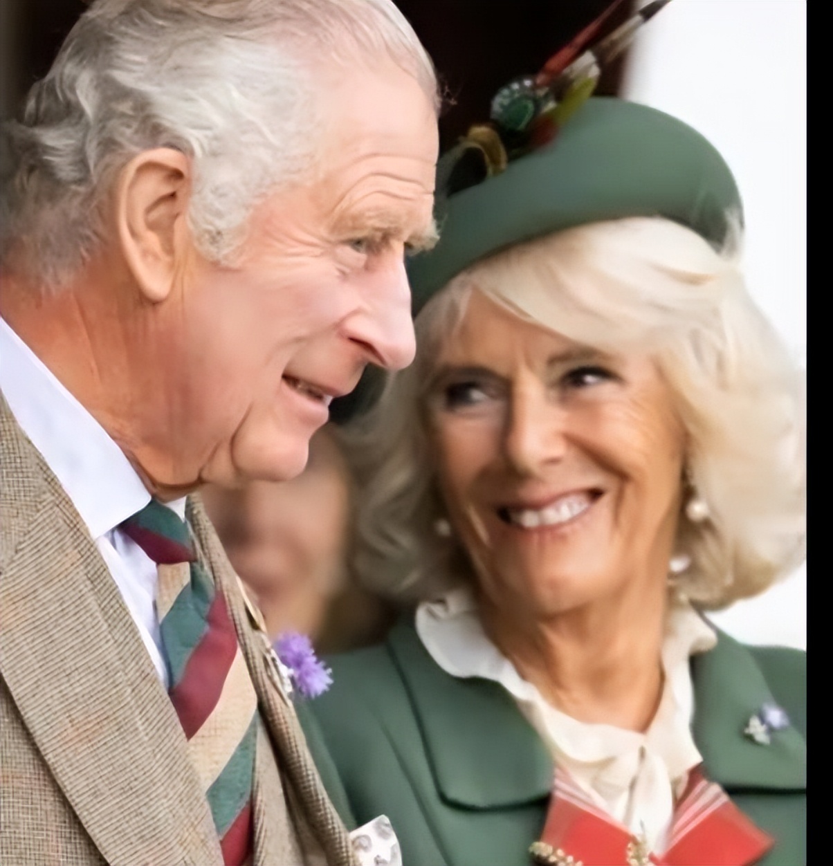 Charles III and his wife are so loving!Camilla's eyes are full of love ...