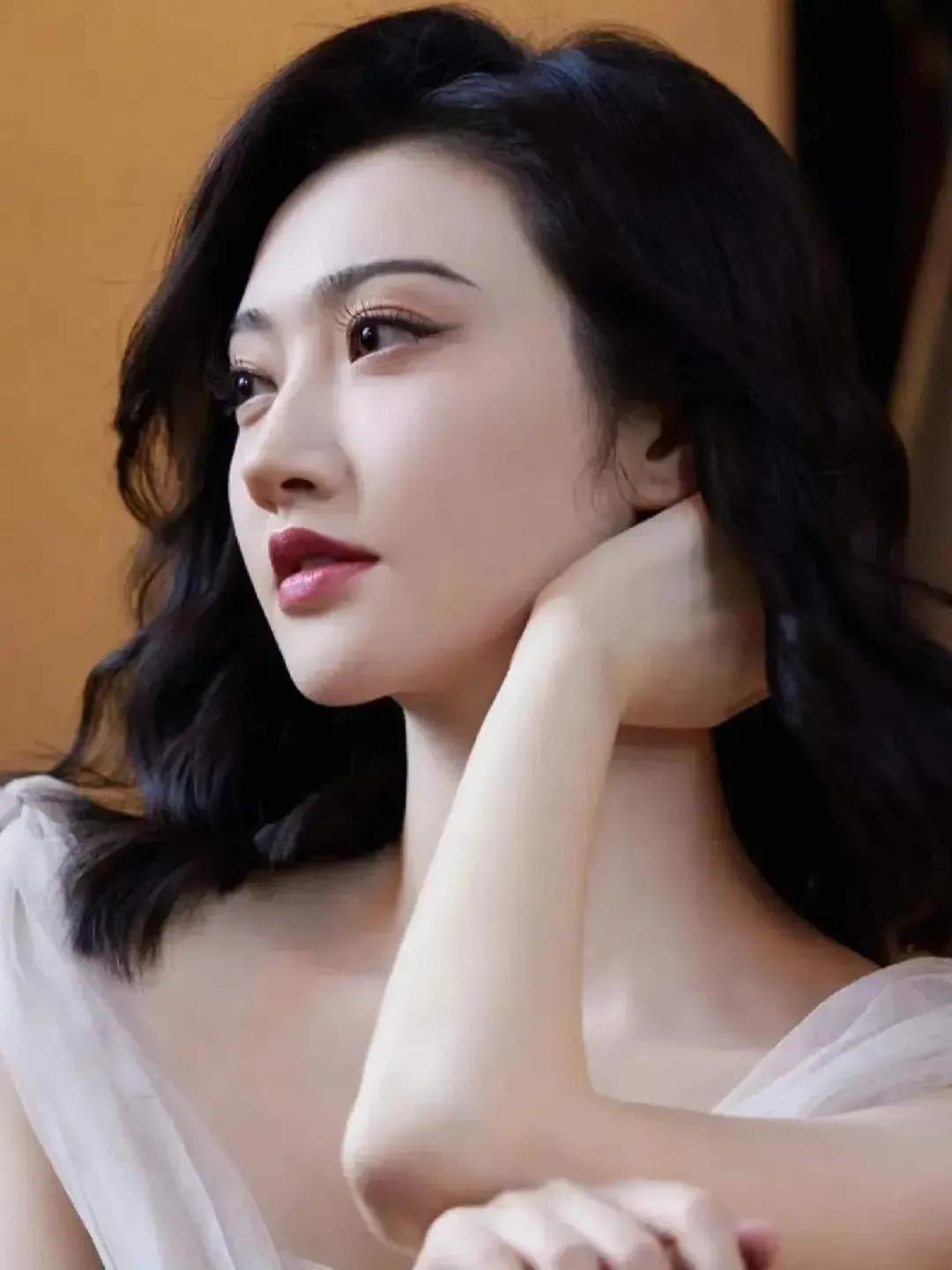 Jing Tian: Long skirt, fair skin and beautiful appearance, so beautiful ...