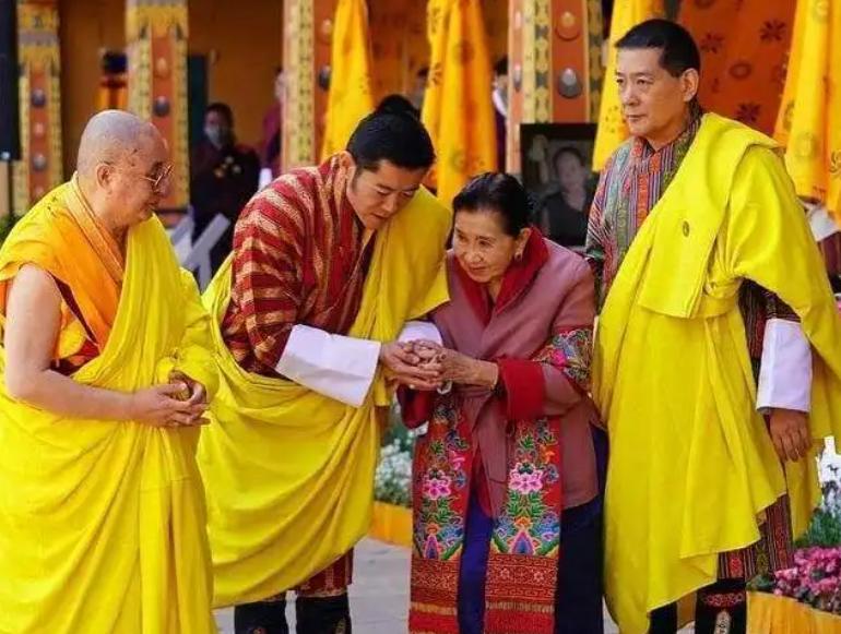 King of Bhutan: He ascended the throne at the age of 17, married 4 ...
