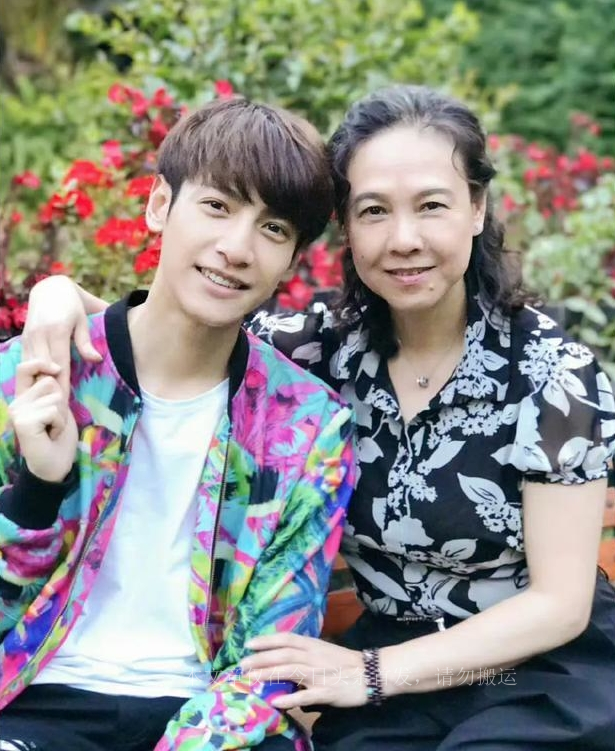 Luo Yunxi posted photos of herself and her parents on their autumn ...