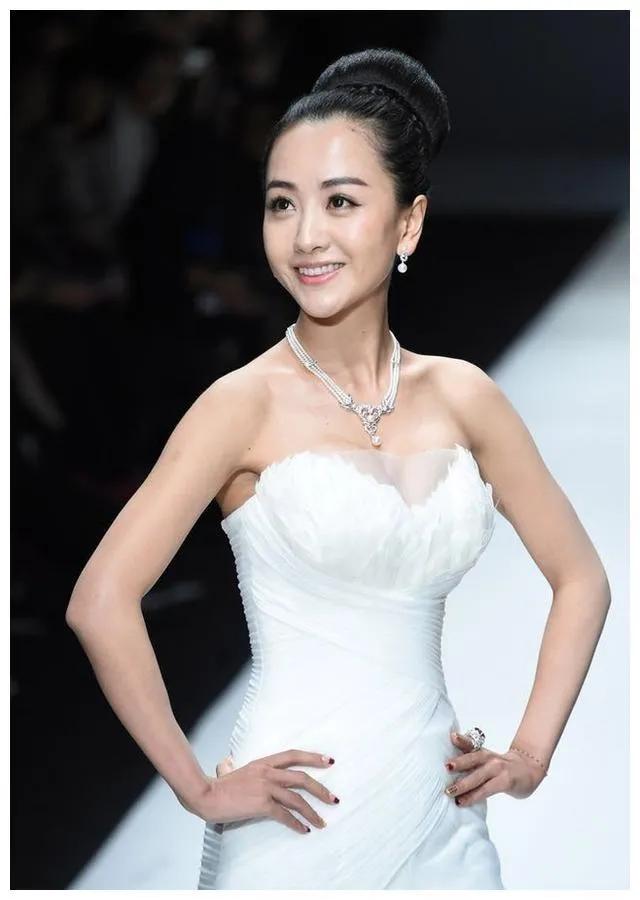 Beautiful picture of Yang Rong - iNEWS