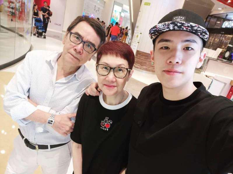 Jiang David and his wife met with Jay Chou, they looked similar to a ...