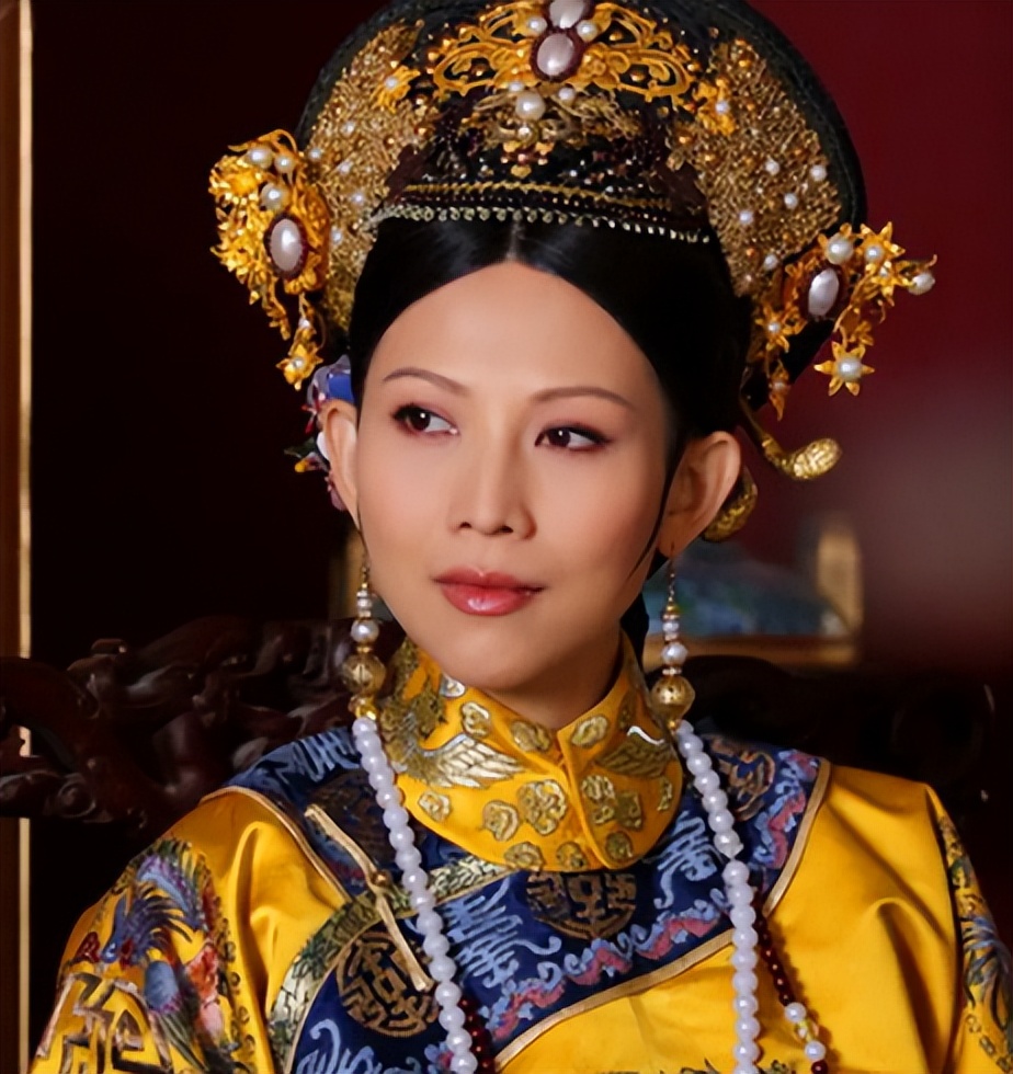 Why does Yixiu wear a pair of earrings half his life?Is it for ...