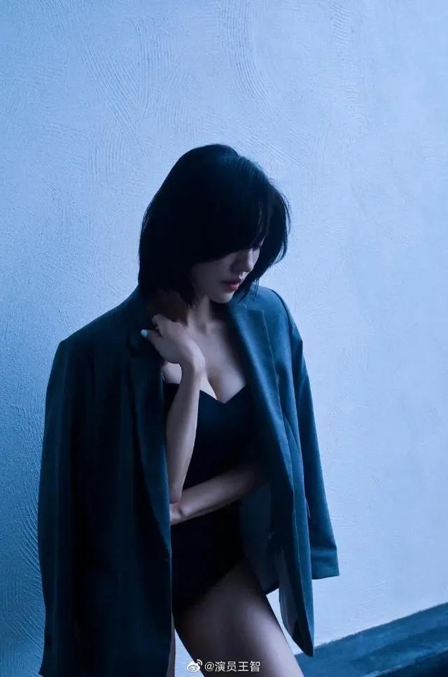 Wang Zhi's swimsuit blockbuster, Yi Jingfeng shows off his figure, and is melancholy and moving ...