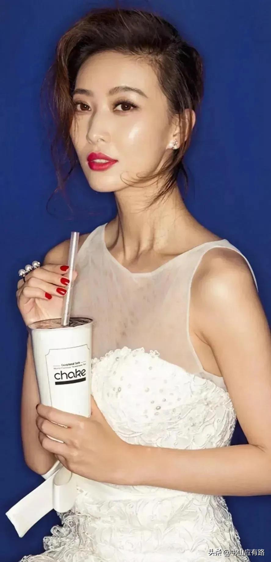 Zhou Zhi: Beauty stars with excellent posture and style - iNEWS