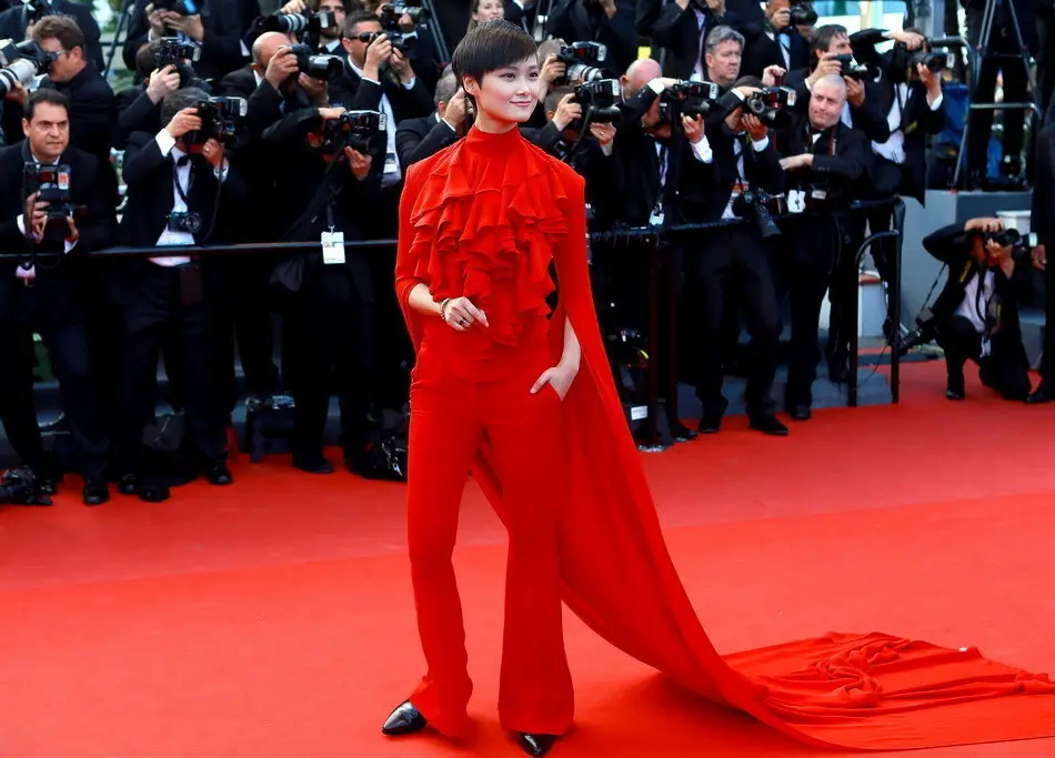 Emmy Awards red carpet female stars really dare to wear them - iNEWS