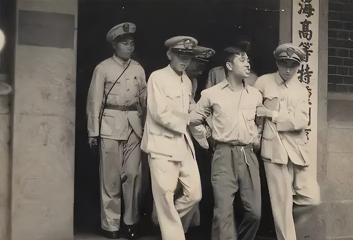 When Wang Xiaohe was arrested in 1948, he turned his head frequently on ...