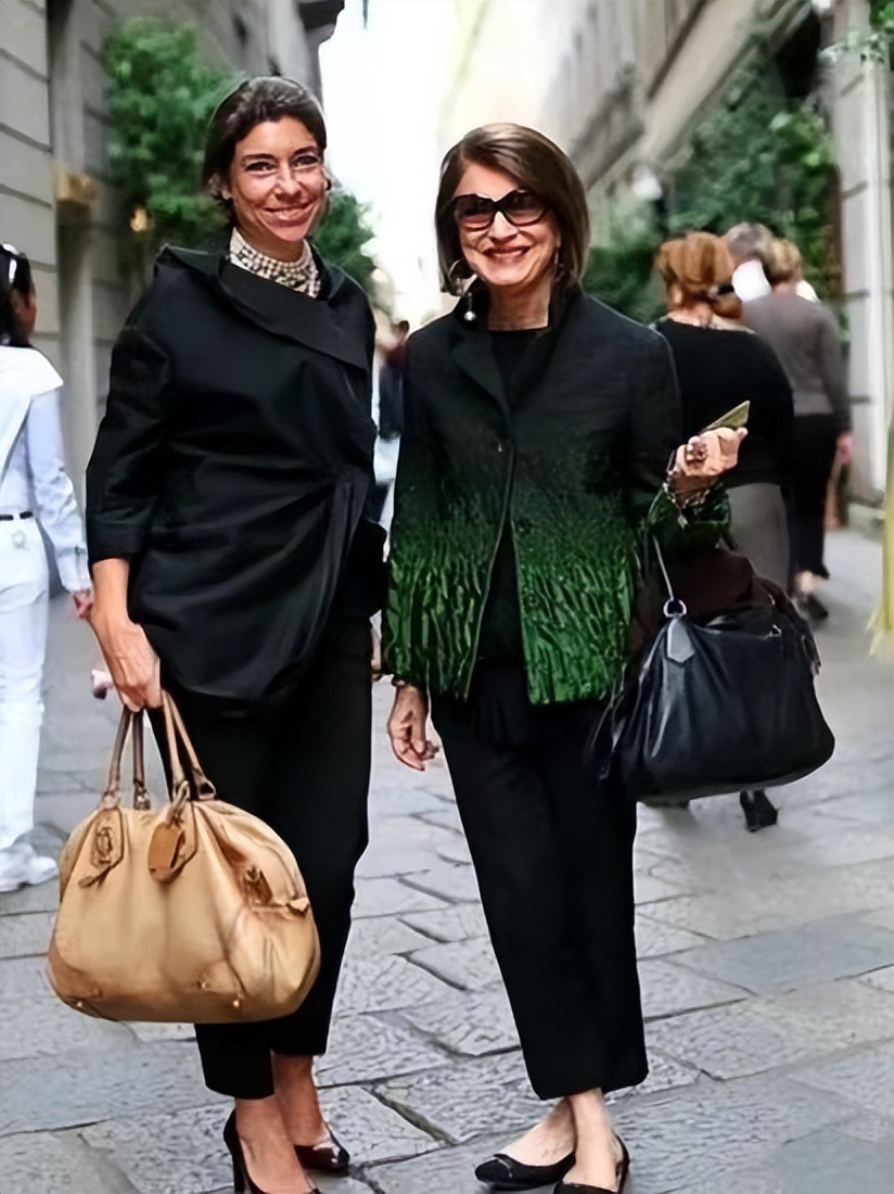 Foreign aunts know how to dress up too well. They dress well and have ...