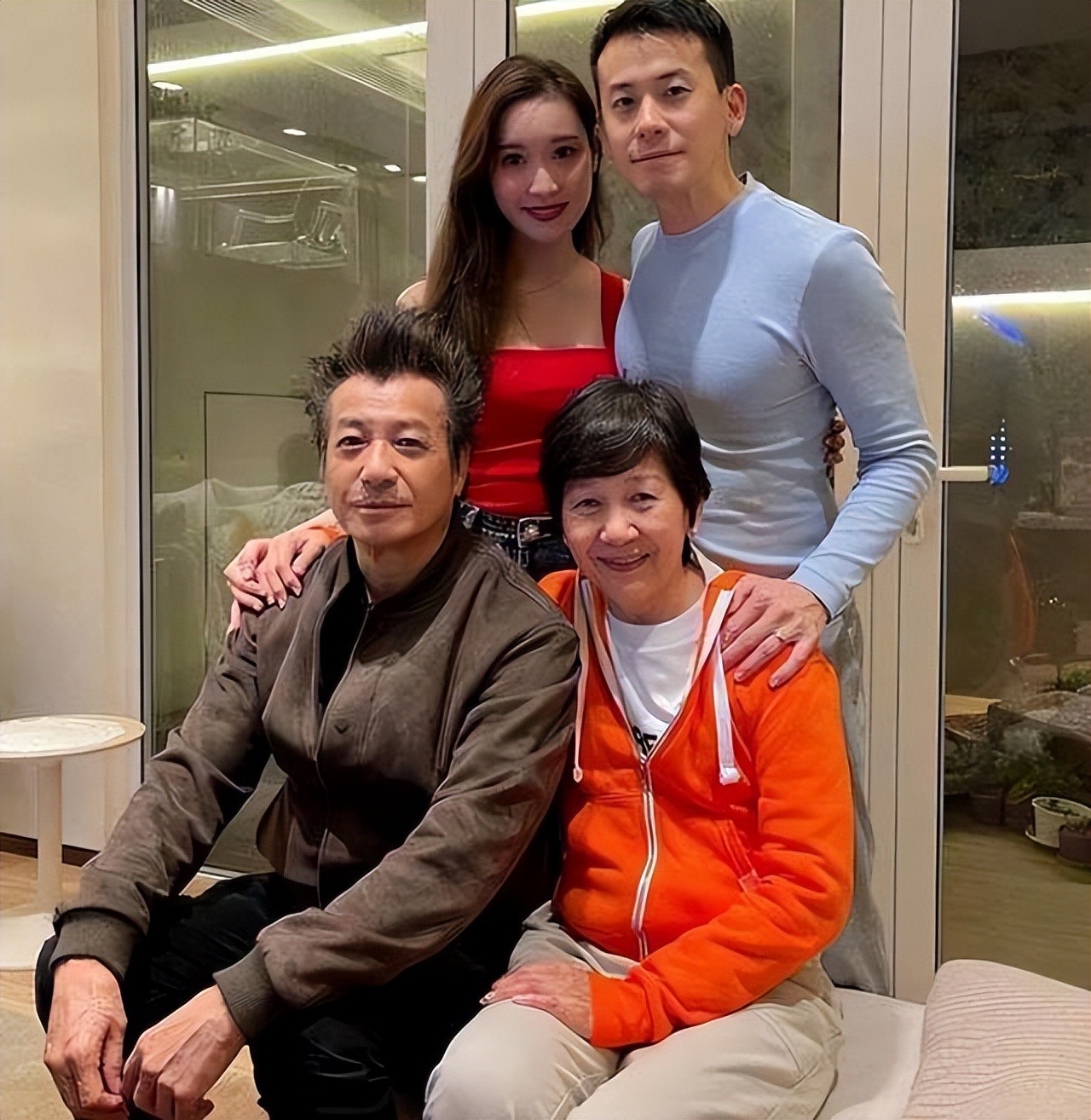 Hong Kong actor Shi Xiu's daughter-in-law Lin Youwei took a swimsuit photo for half a year of ...