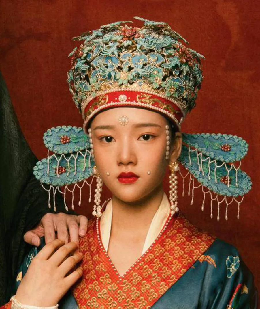 I watched "Qing Ping Le" and was blown away by the beautiful styling ...