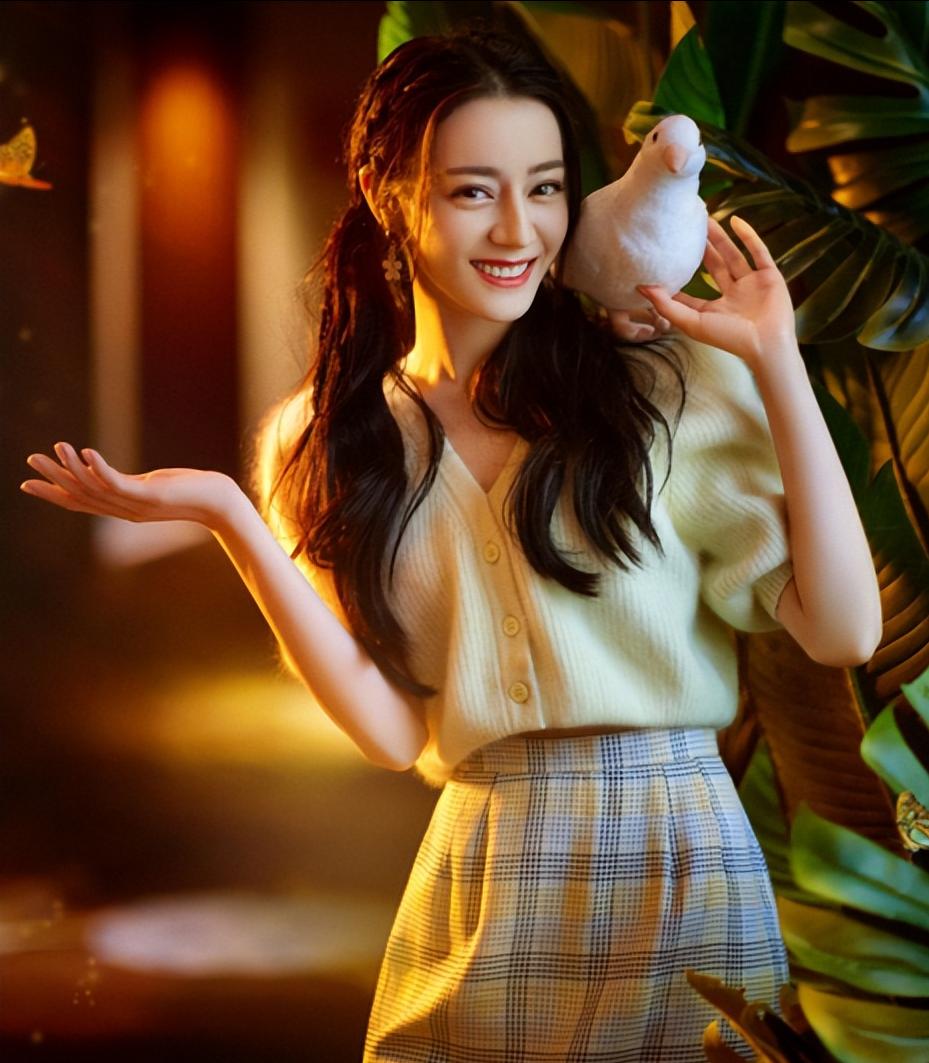 Dilireba has a lot of warm sun on the beach recently, with fair skin ...