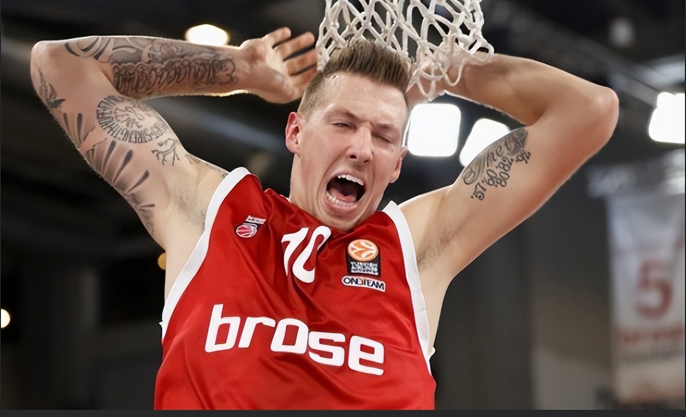 The German team broke into the final and made history. Theis dominated ...